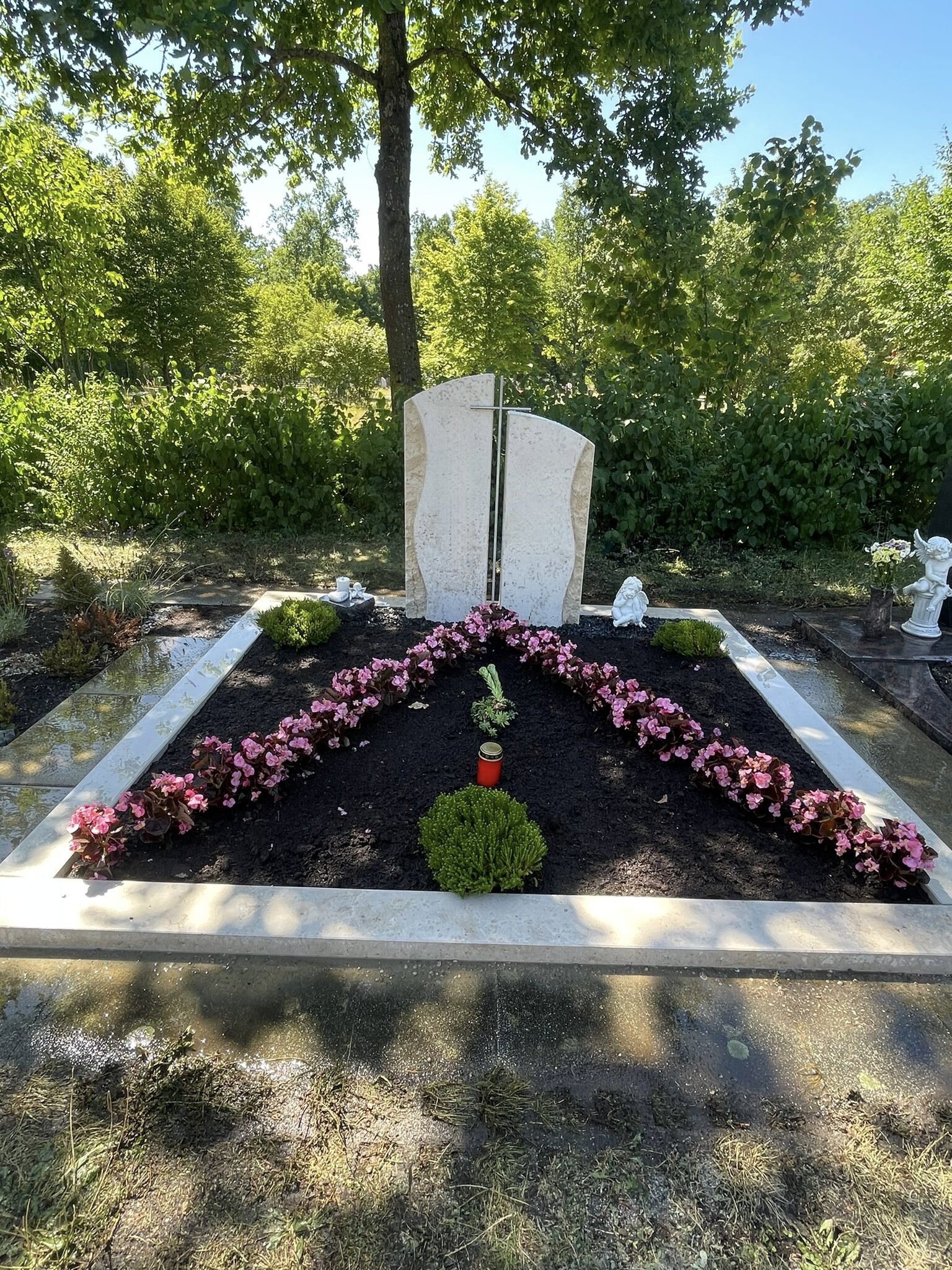 Grabstein Kosten » Kostenkalkulator für Platte, Einfassung uvm.