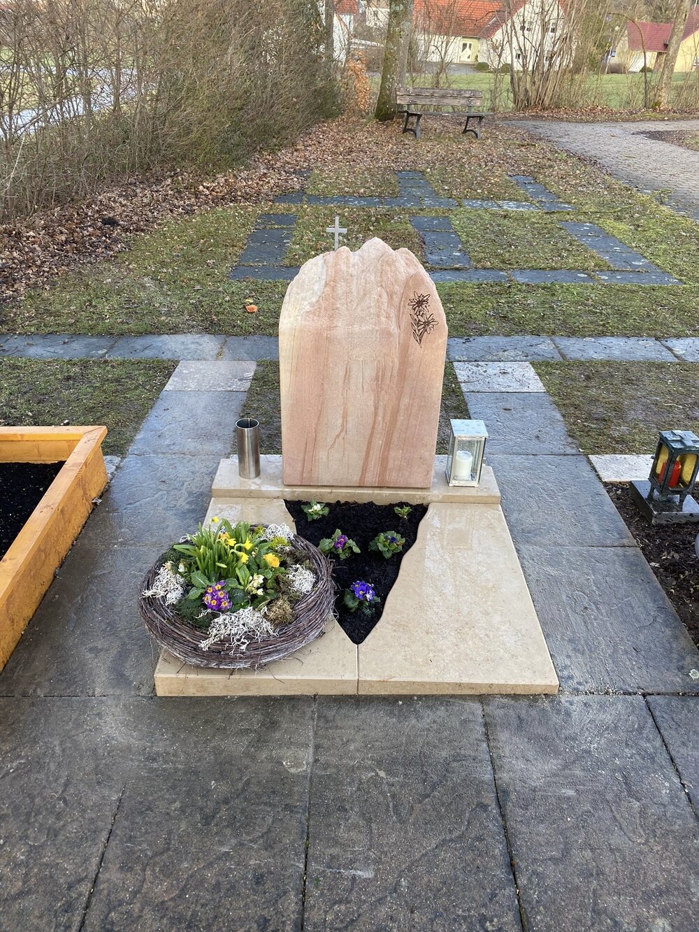 Moderne Urnengrabsteine kaufen | inkl. Beschriftung & Montage